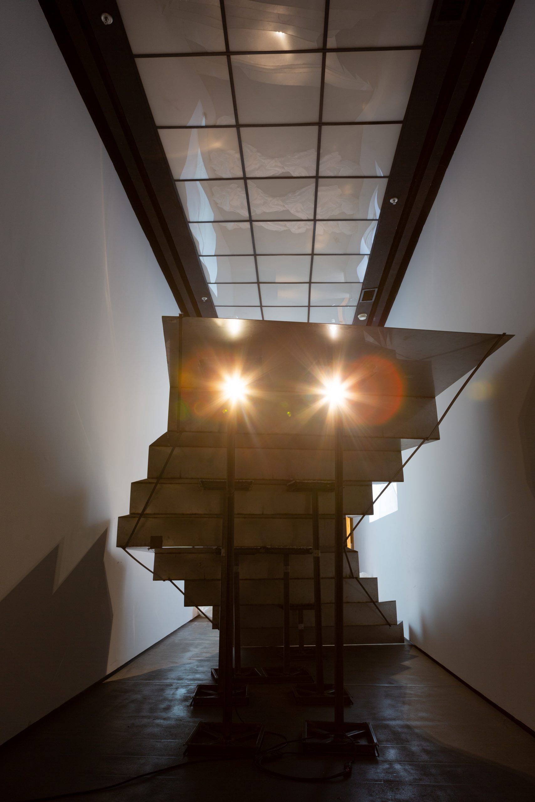 Colapsada, em pé - Instituto Tomie Ohtake